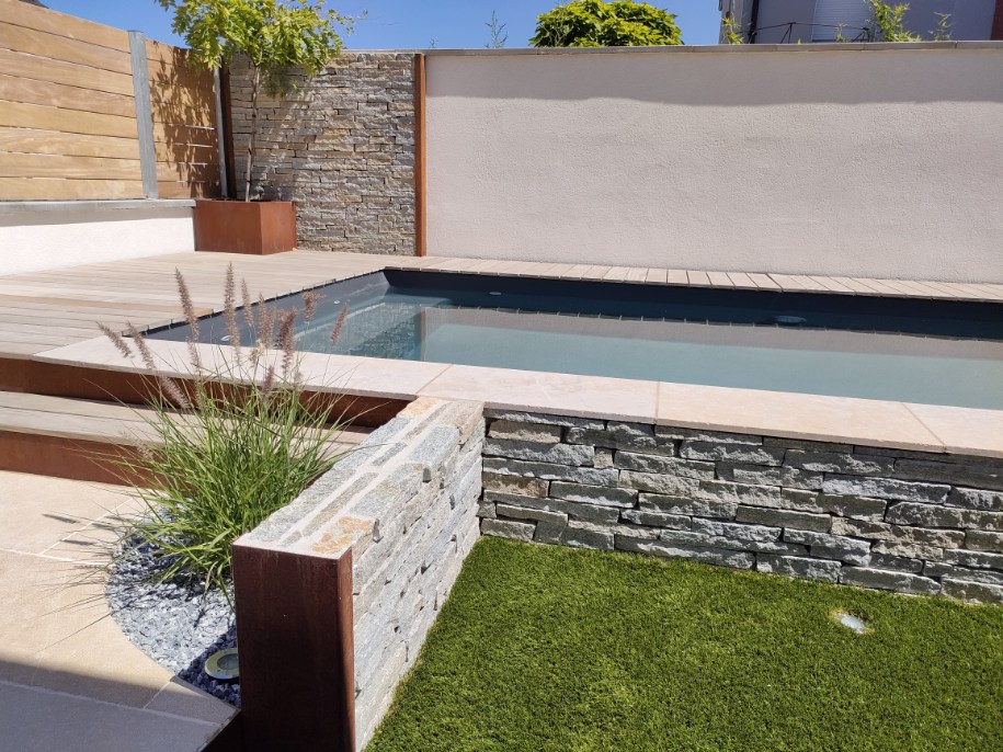 Piscine semi-enterrée avec terrasse paysagée - LA PEPINIERE D'ILCA - L'Eau Bien-Être